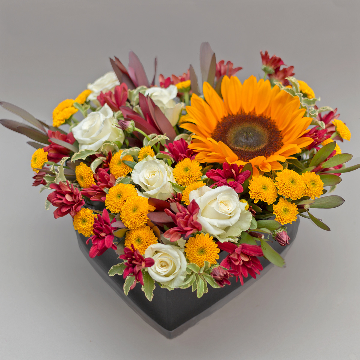Inimă înflorată - aranjament cu floarea soarelui